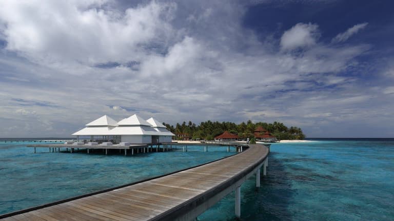 Ari Atoll Maldives: Luxury Resorts, Diving & Marine Life | Pickyourtrail
